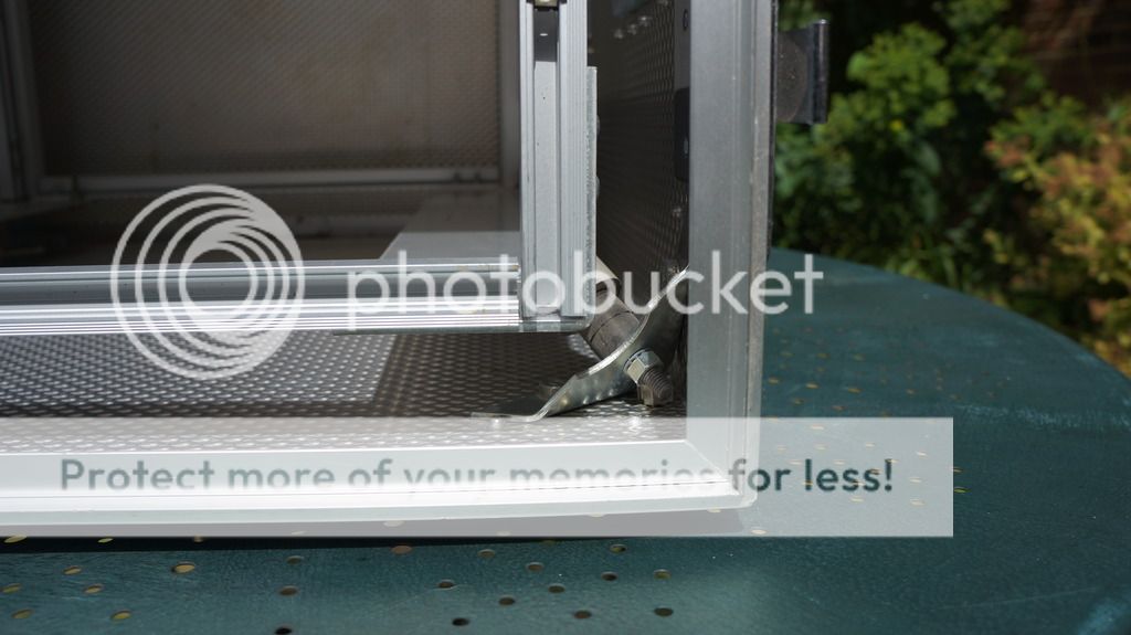 6U 19" rack flight case. Shock mounted, military grade welded aluminium ...